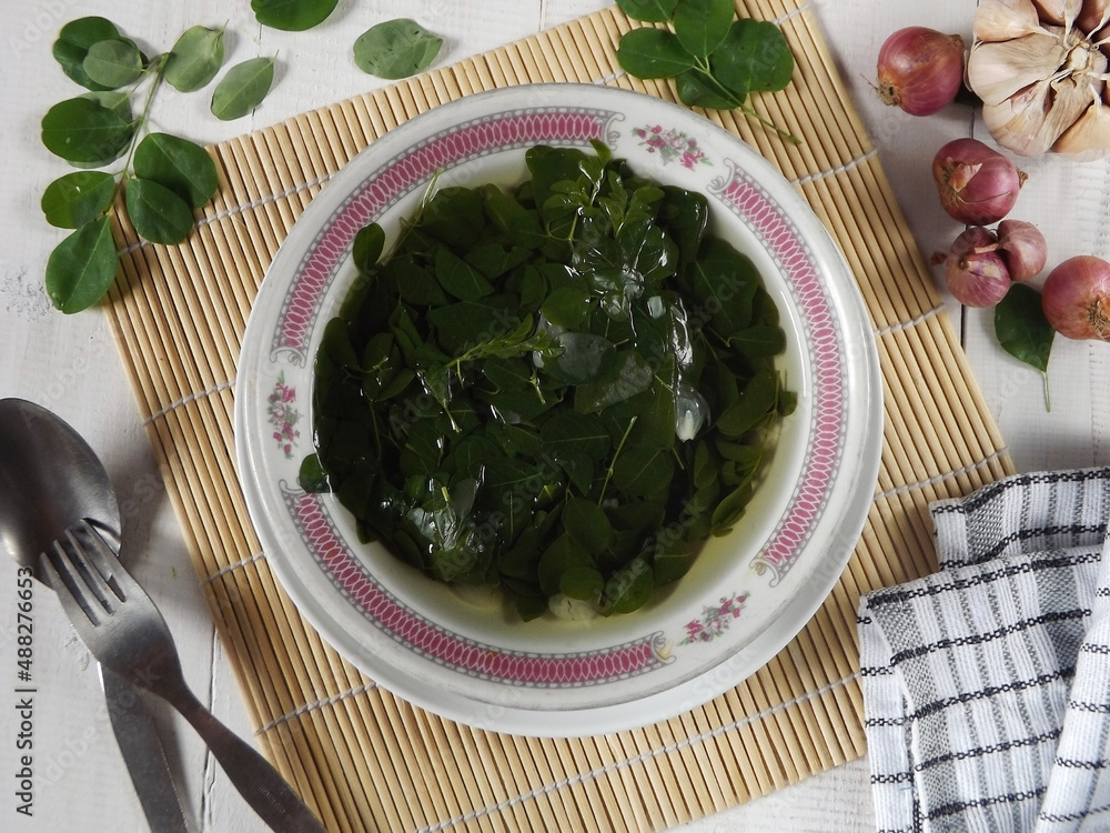 Foto de Moringa clear soup or sayur bening daun kelor is Indonesian ...