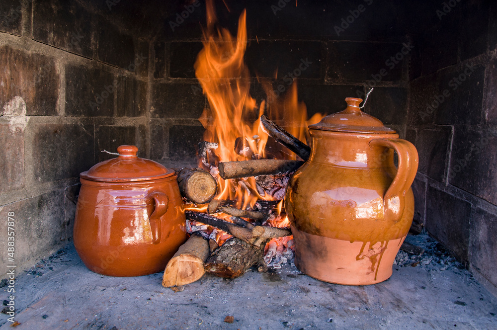 Foto de Cocinando con leña, ollas de barro, cocido, judías guisadas ...