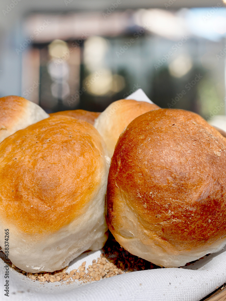 Canasta con pan casero. Pan horneado en casa. Panes caseros. Stock ...