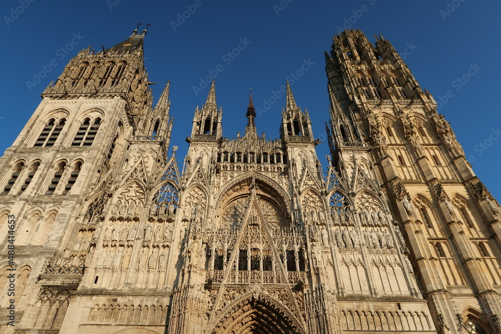Façade de la cathédrale Notre Dame de l’Assomption de Rouen, d ...