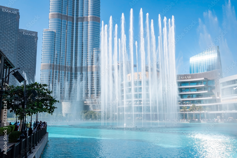 Foto de The Dancing fountains near Burj Khalifa skyscraper in Dubai ...