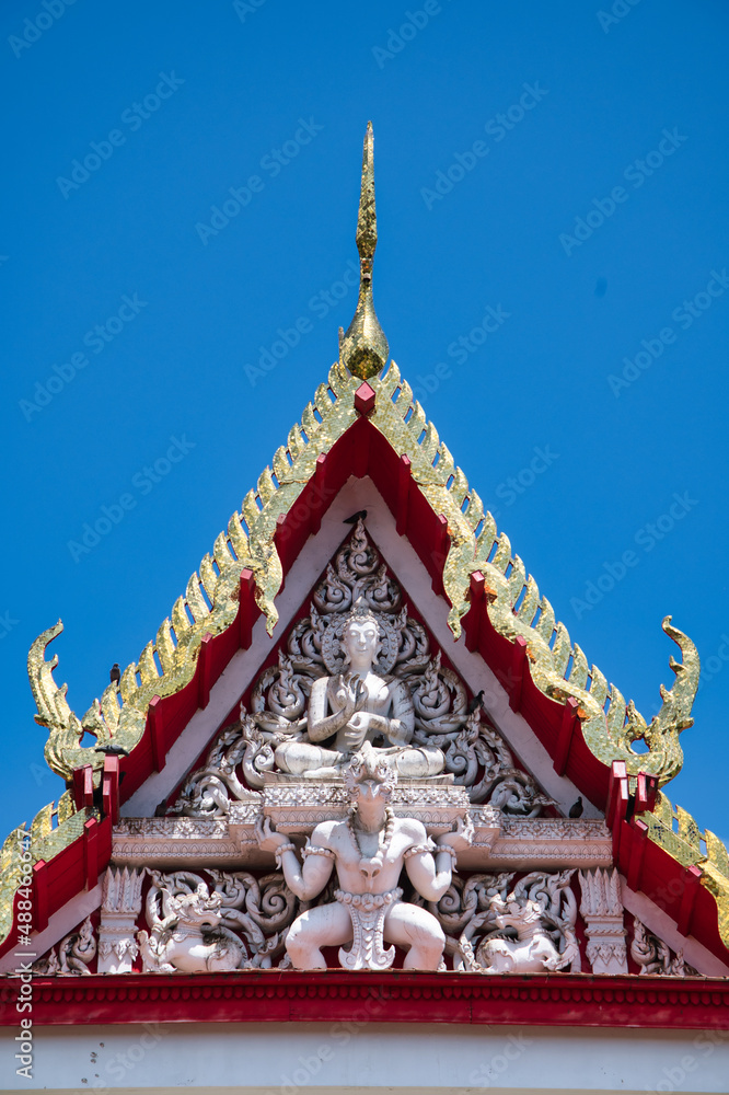 Foto de Gable roof on thai style temple with blue sky.This is Wat Khoa ...