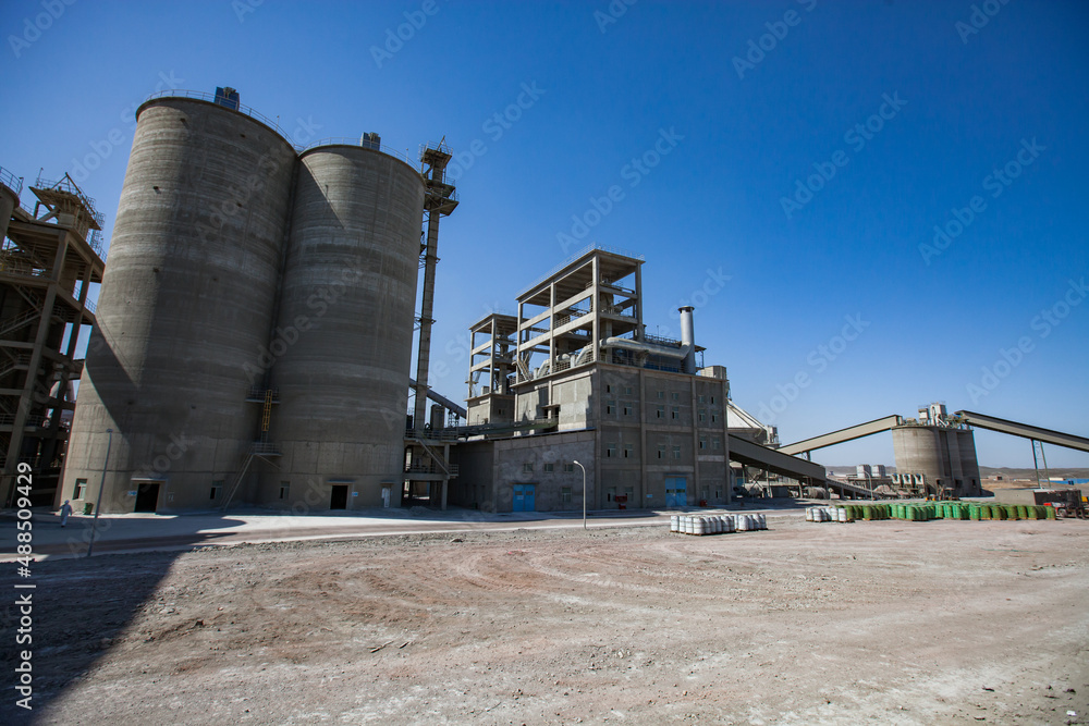 Foto de Modern cement plant in desert. Cement silos (tower), mixer silo ...
