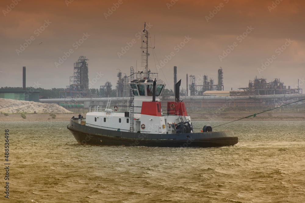 Bateau Remorqueur en action dans le port de Dunkerque foto de Stock ...