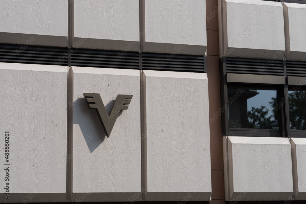 Worms, Germany - Sept. 13, 2020: logo of the "VR-Bank" on the facade of ...