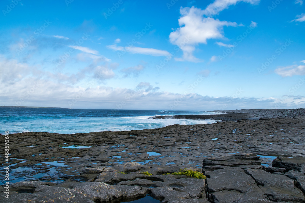 Ein beeindruckender Steinstrand auf einer irischen Insel Stock Photo ...