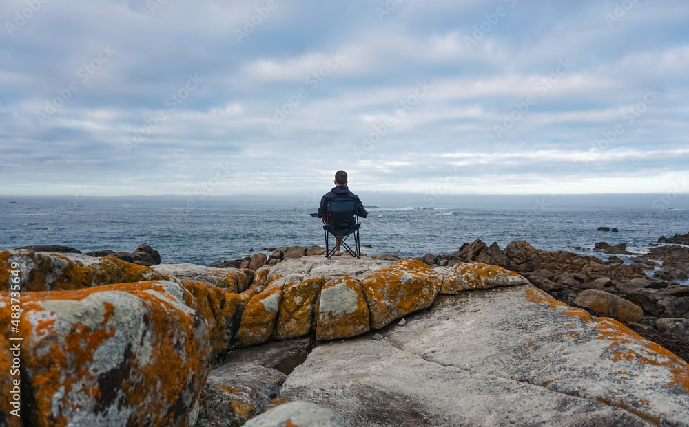 Mann blickt aufs offene Meer. Felsen und Meer. Vision, Freiheit und ...