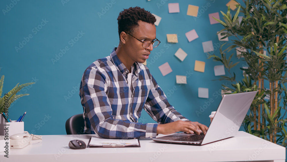 Angry employee having furious reaction about business work, feeling ...