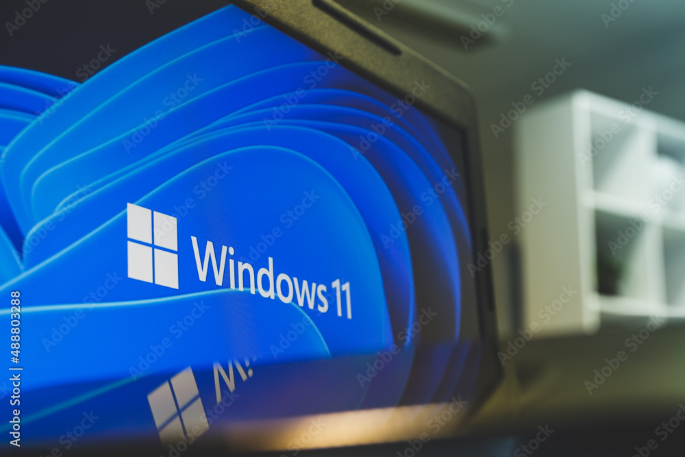 Fotografia do Stock: Windows 11 operating system on PC screen. Windows ...