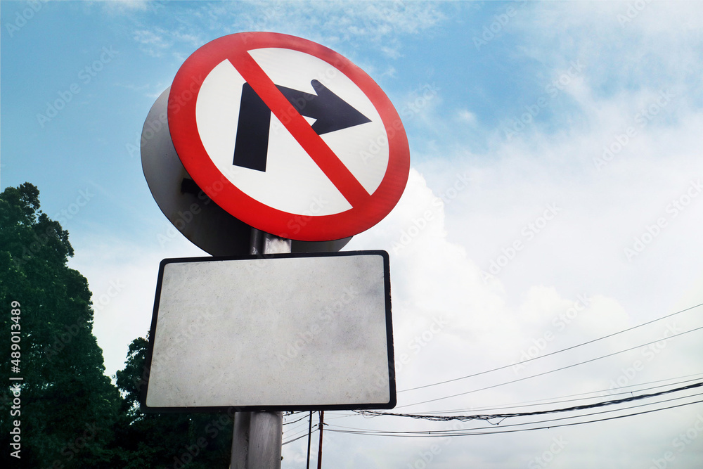 traffic sign board no turning right with a blank board underneath Stock ...