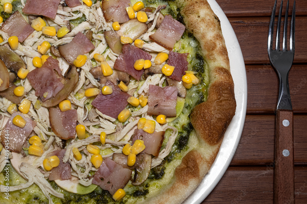 Pizza lista para comer con salsa pesto, queso mozzarella, pollo ...