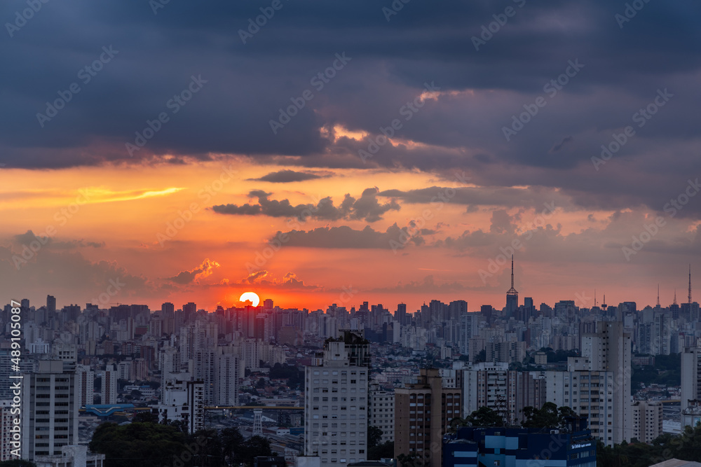 Por do Sol da cidade de São Paulo co muitas cores e detalhes de um ...