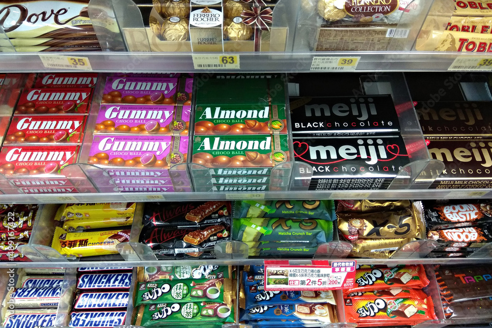 Foto de TAIPEI, TAIWAN - JUNE 26, 2018: Various brands of chocolate ...