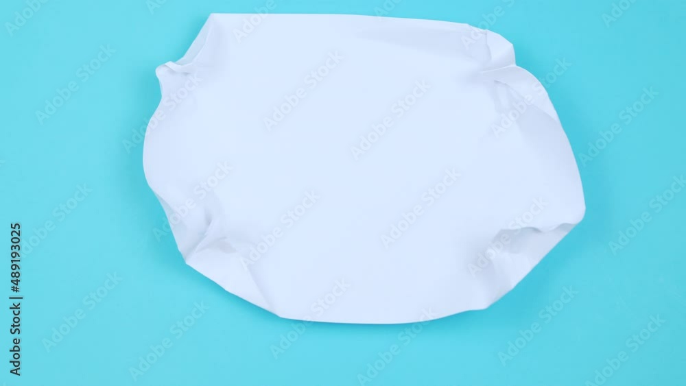 Vidéo Stock stop motion animation paper wrinkles making a paper ball ...