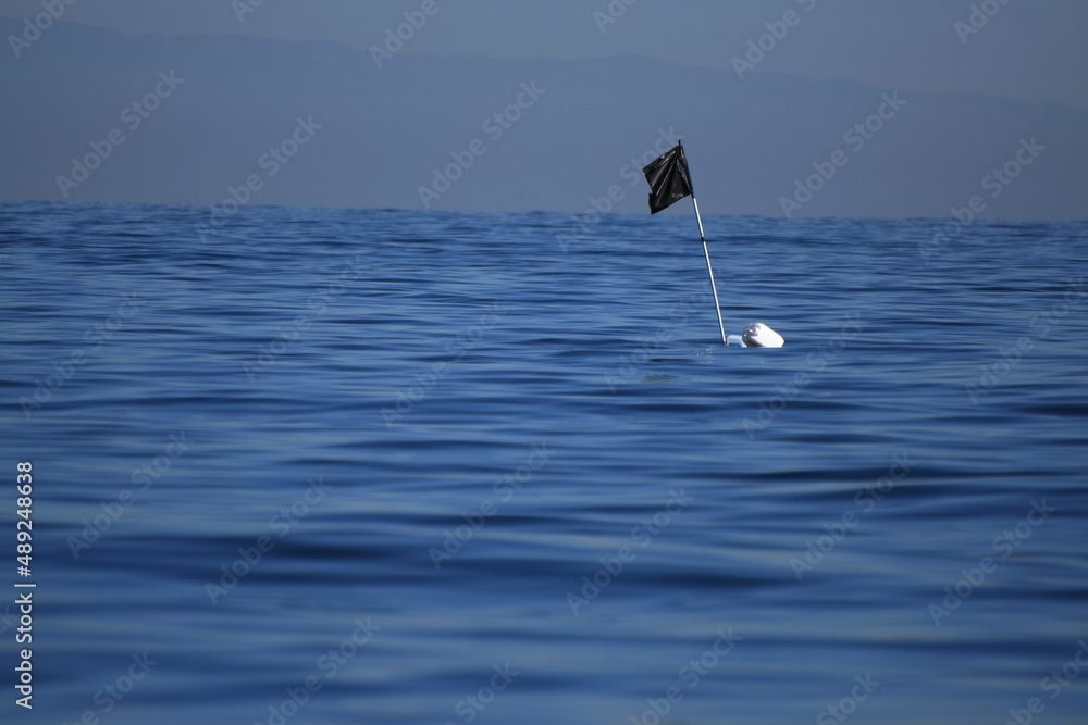 Bandiera nera realizzata con un sacco della spazzatura, in mezzo al ...
