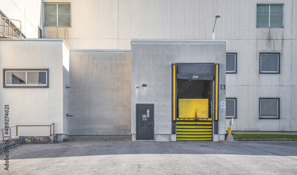 Loading dock entrance to a dirty white stucco building, nobody foto de ... Loading dock entrance to a dirty white stucco building, nobody foto de ...
