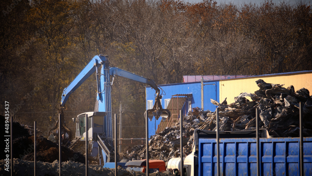 Grapper loaders are sorting scrap metal. Hand of grabber excavator ...