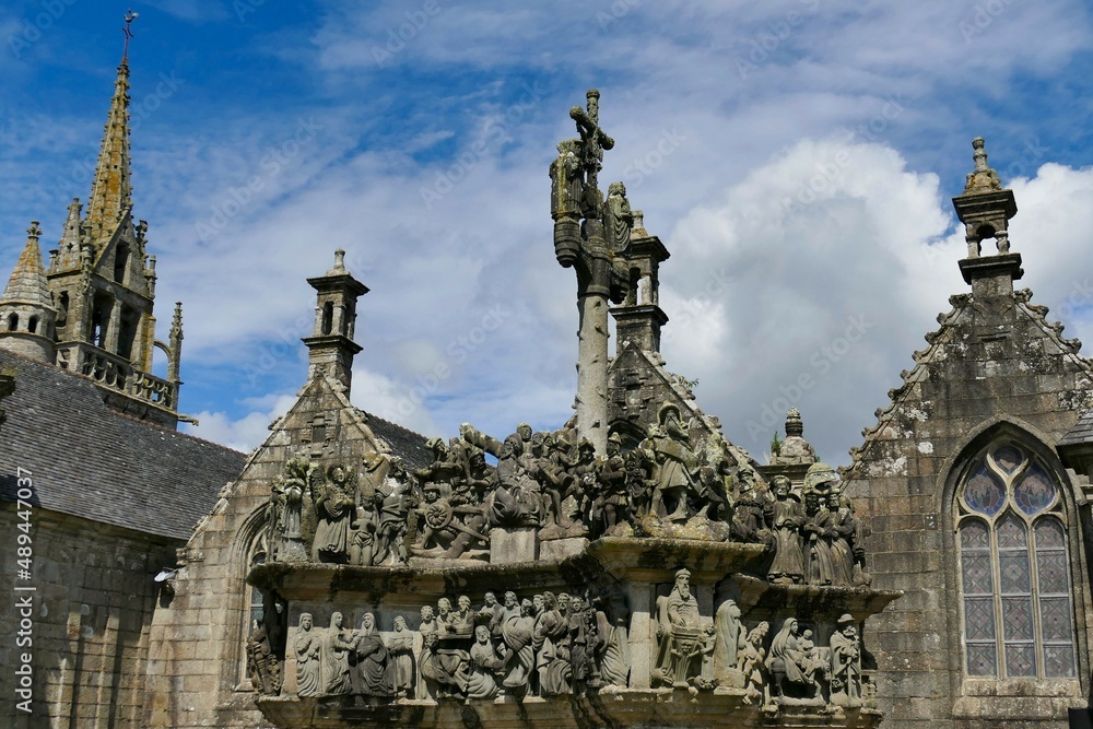 Personnages sculptés du calvaire de l'enclos paroissial de l’église ...