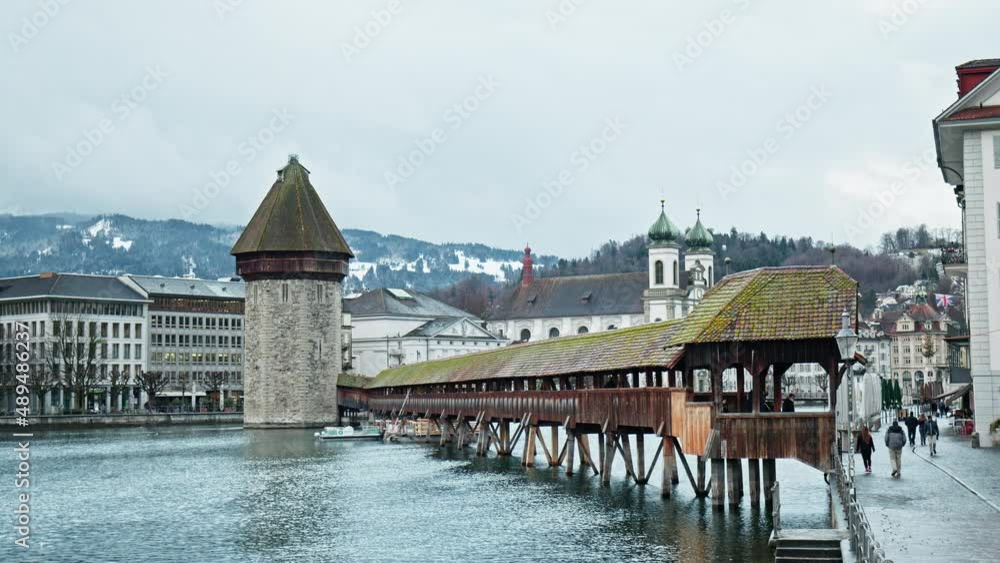 Beautiful view of Chapel Bridge Kapellbrücke in the city of Lucerne ...