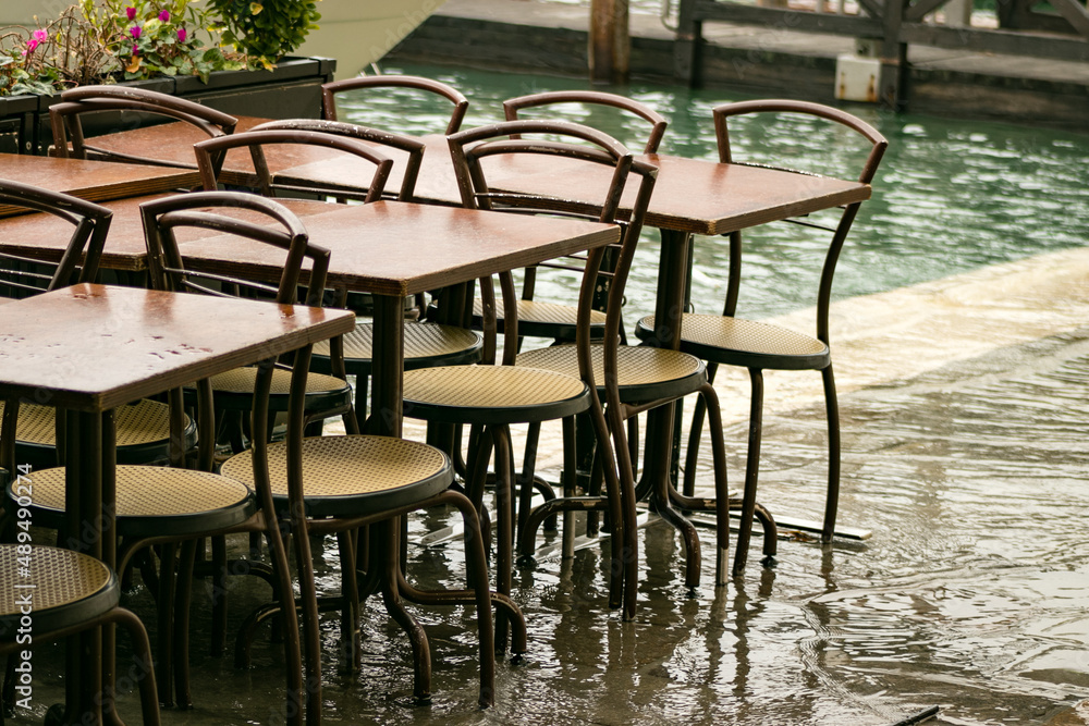 water coming into the restaurant because of floods in venice Stock ...