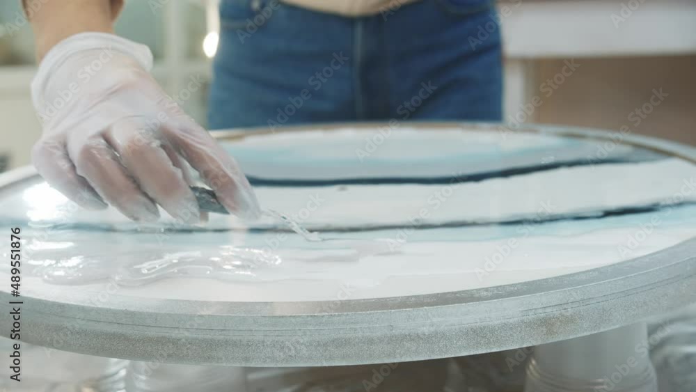 Vidéo Stock Flattening the surface of epoxy resin art object using a ...