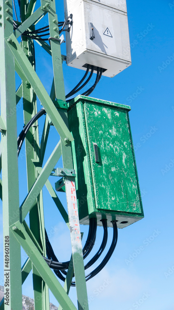 Caja verde transformador eléctrico en torre de alta tensión Stock Photo ...