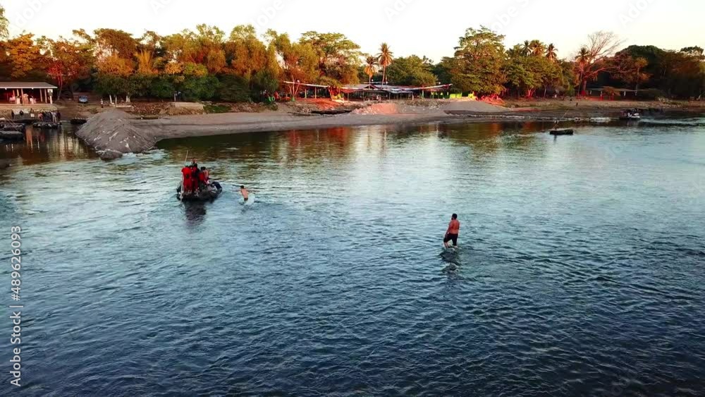 El río Suchiate es un cuerpo de agua que se extiende a lo largo de la ...