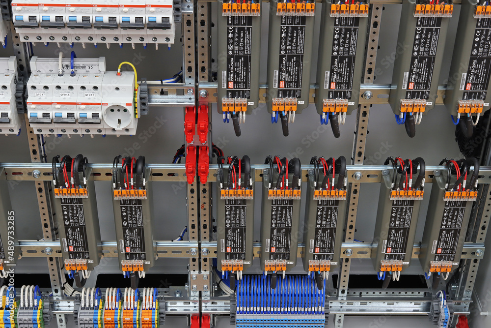 Connecting the power supply units MEAN WELL with mounting wires in the ...