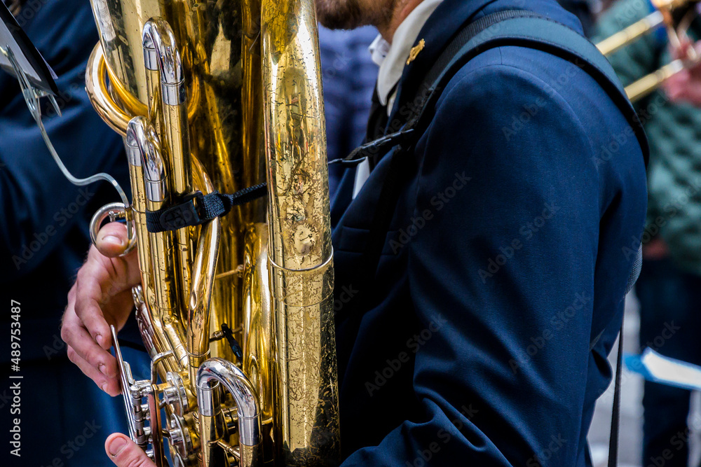 Músicos tocando sus instrumentos en la entrada de bandas de música de ...