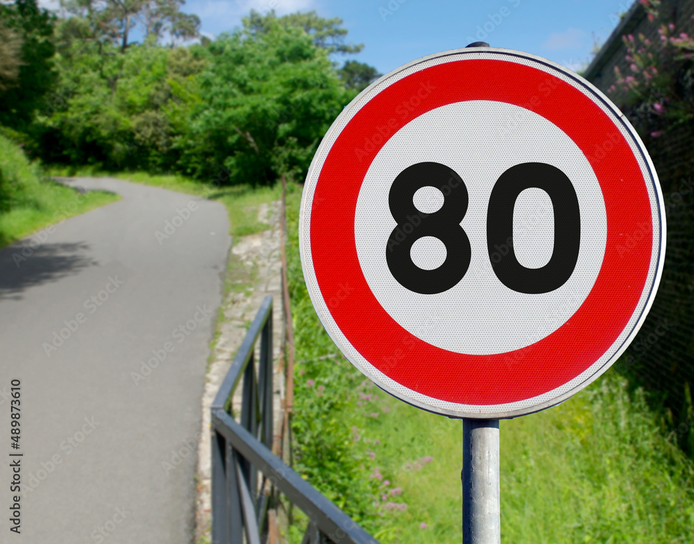 Panneau signalisation limite de vitesse Stock Photo | Adobe Stock