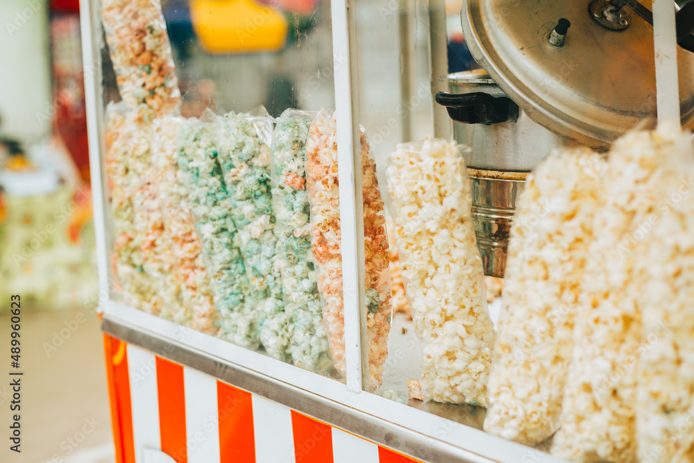 Pop Corn de colores en una feria de Sudamerica (Perú) 素材庫相片 | Adobe Stock