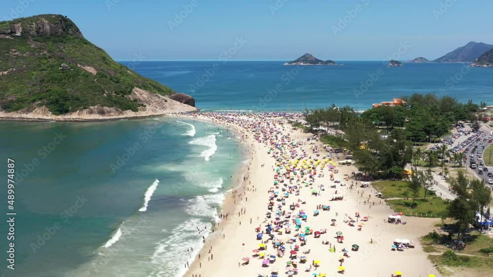 Sobrevôo com vista aérea da praia do Recreio, no Rio de Janeiro ...