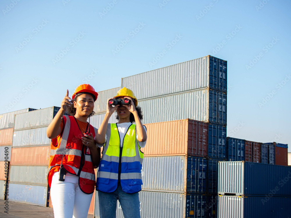 Foto de Female south african hardhat safety engineer employee look at ...