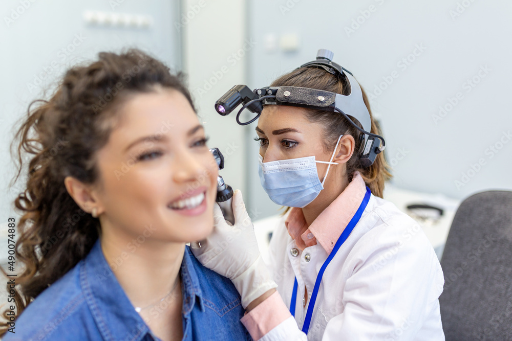 Foto de Hearing exam for a woman. Diagnosis of impairment and hearing ...