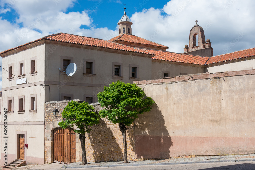 Monasterio e iglesia de los Jerónimos en el pueblo de Sigüenza en la ...