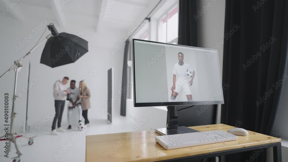 Video „Monitor with an advertising cover of the picture On the ...