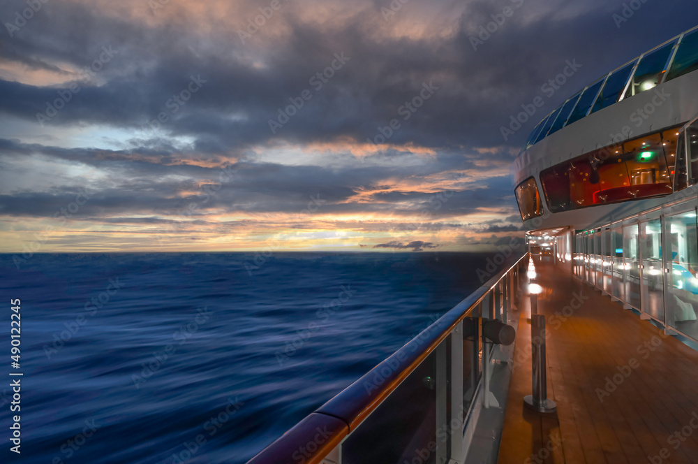 Navire de croisière en navigation en pleine mer. Stock Photo | Adobe Stock