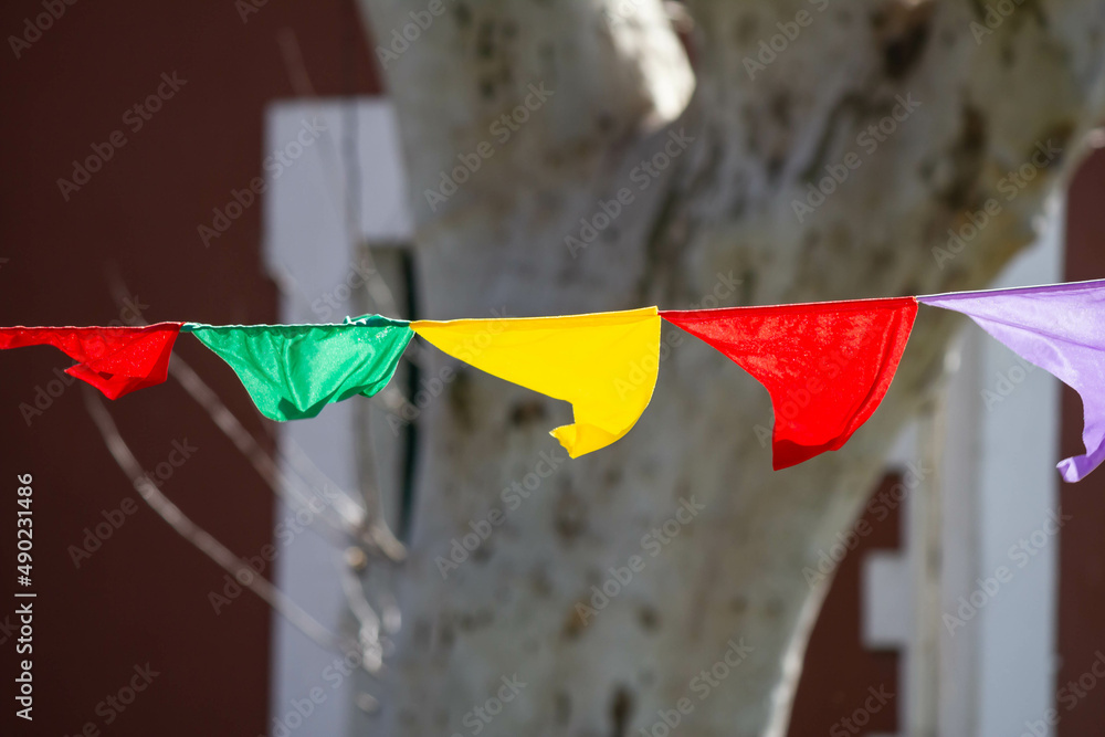 Foto de banderas de colores en forma de triángulo sobre un fondo difuso ...