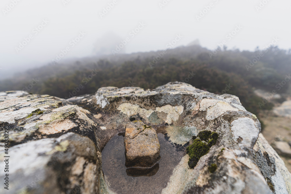 Piedra en un hueco de agua creado en una gran roca en la montaña Stock ...