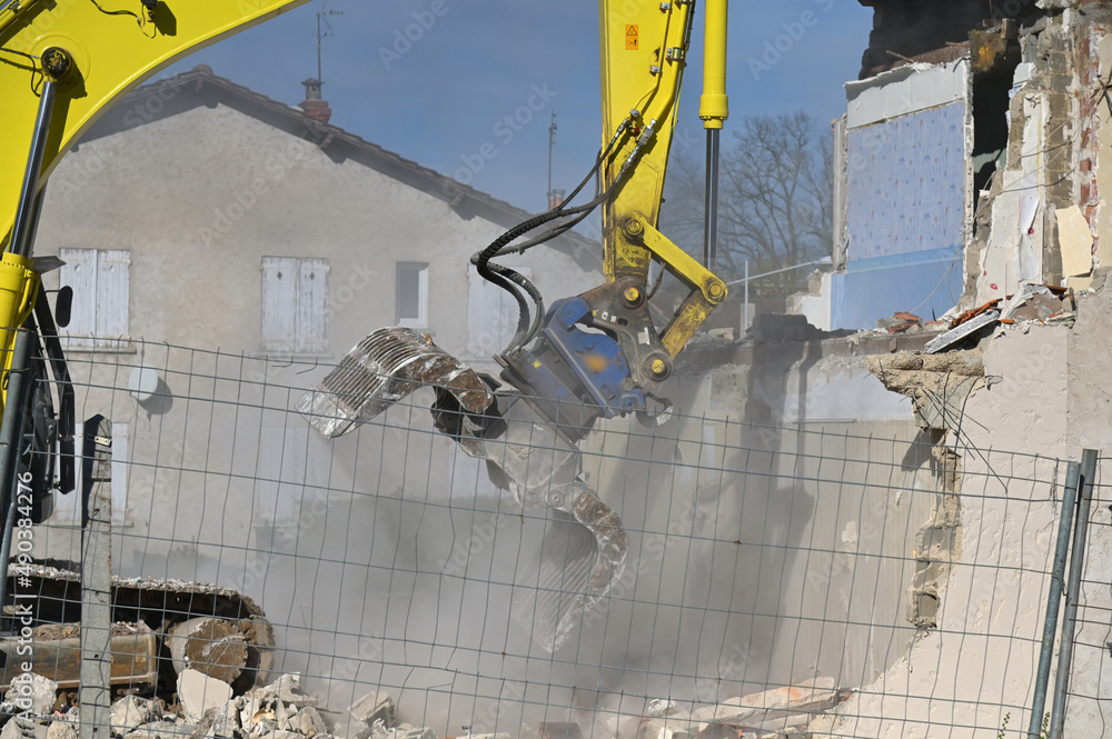 chantier de démolition d'un bâtiment d'habitation vétuste Stock Photo ...