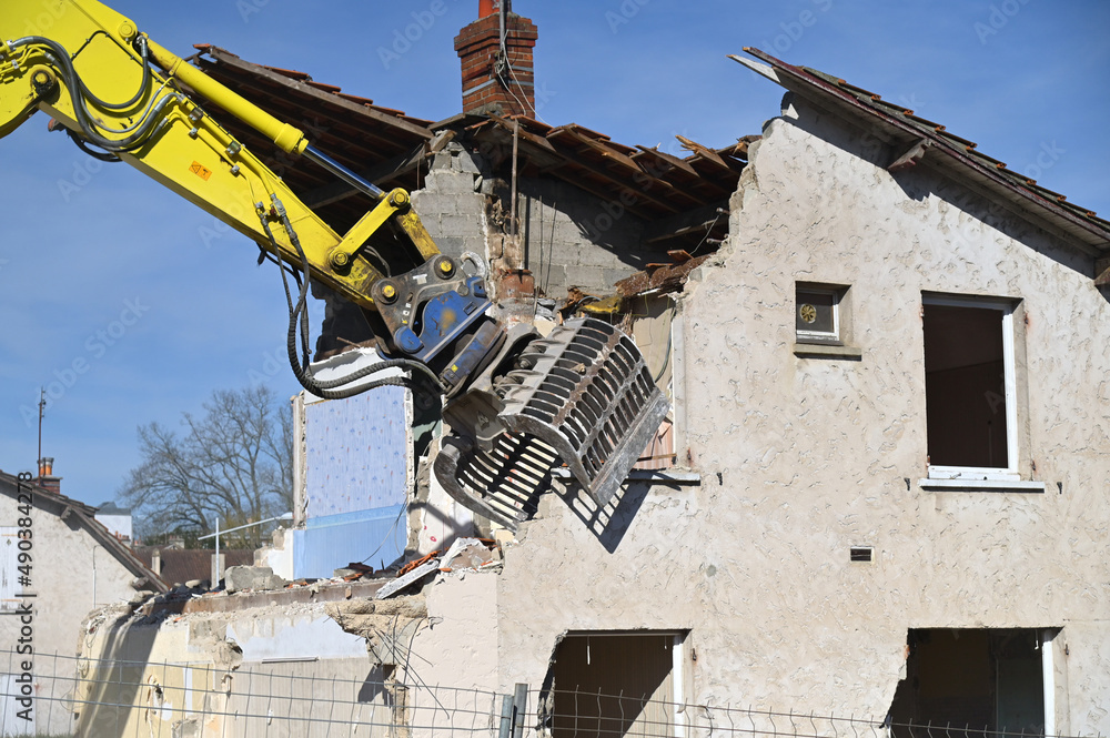 Foto de chantier de démolition d'un bâtiment d'habitation vétuste do ...