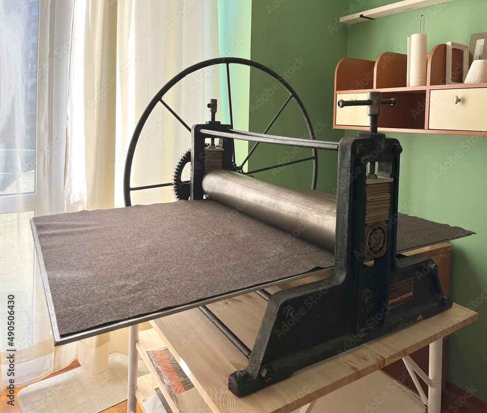 Foto de Etching press ancient engraving old machine for printmaking ...