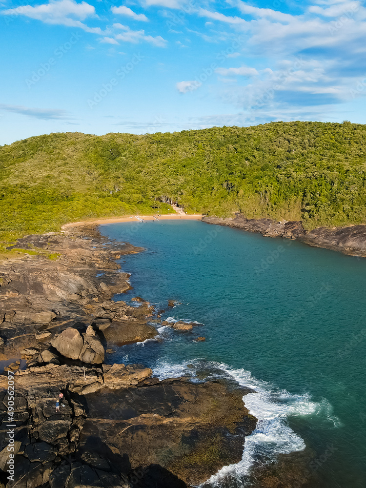 Imagens aéreas do morro da pescaria e passeio de canoa havaiana no ...