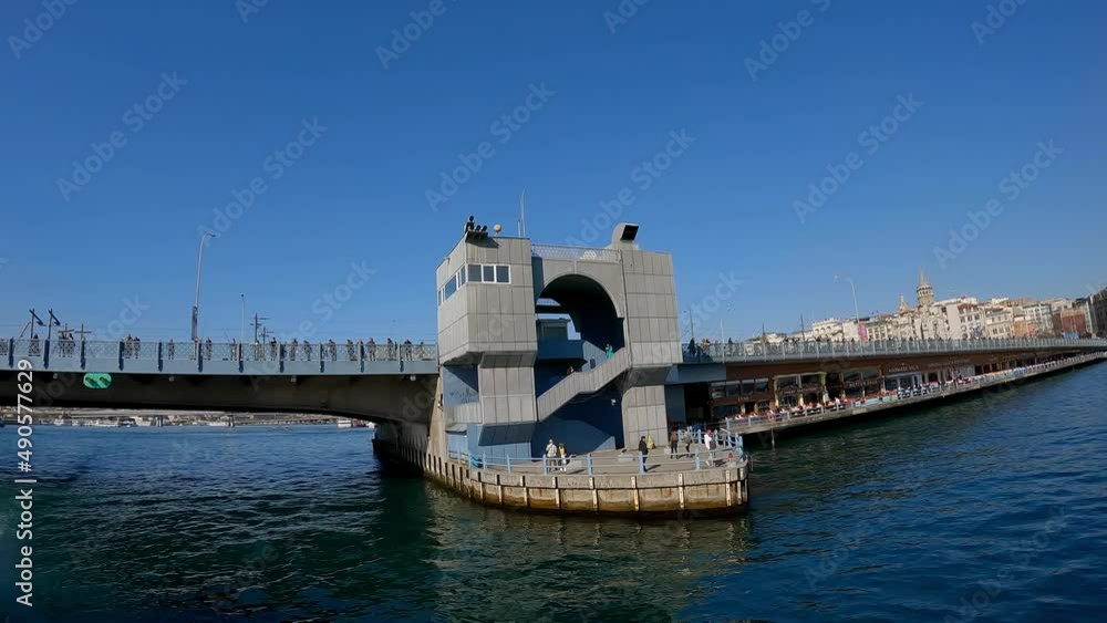 Vidéo Stock Galata Bridge from a boat. The boat sails from the Galata ...