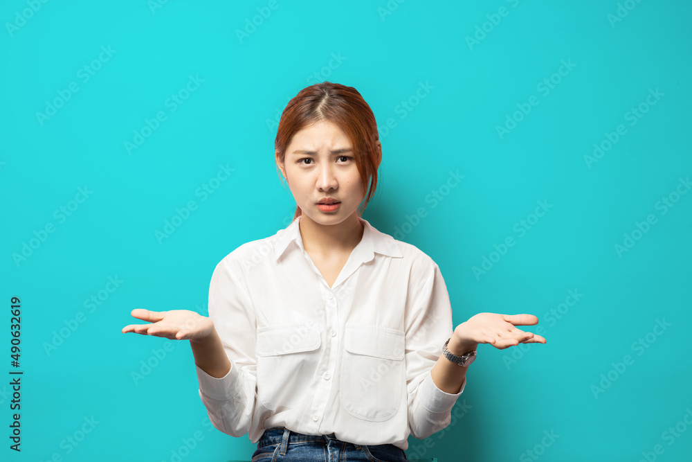 Fotografia do Stock: What wrong. Ambushed shocked confused young asian ...