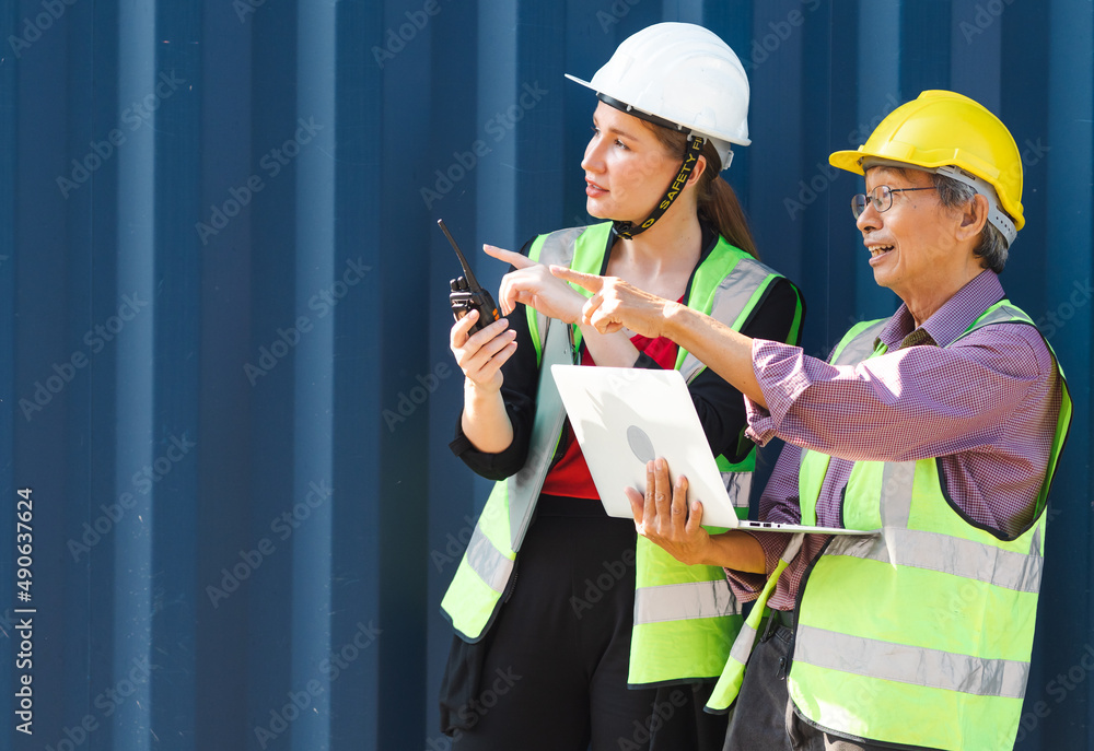 Foto de Female industrial engineer and senior foreman inspector use ...