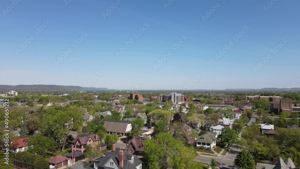 Vidéo Stock Drone view over midwest neighborhood in summer with bluffs ...