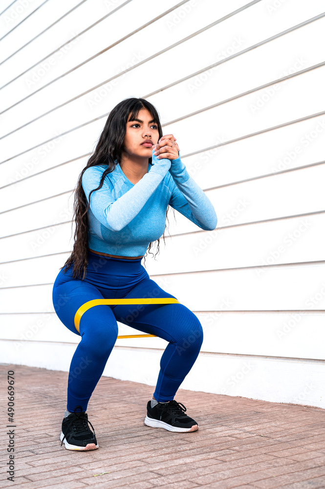 Atractiva mujer colombiana vestida con ropa deportiva, haciendo ...