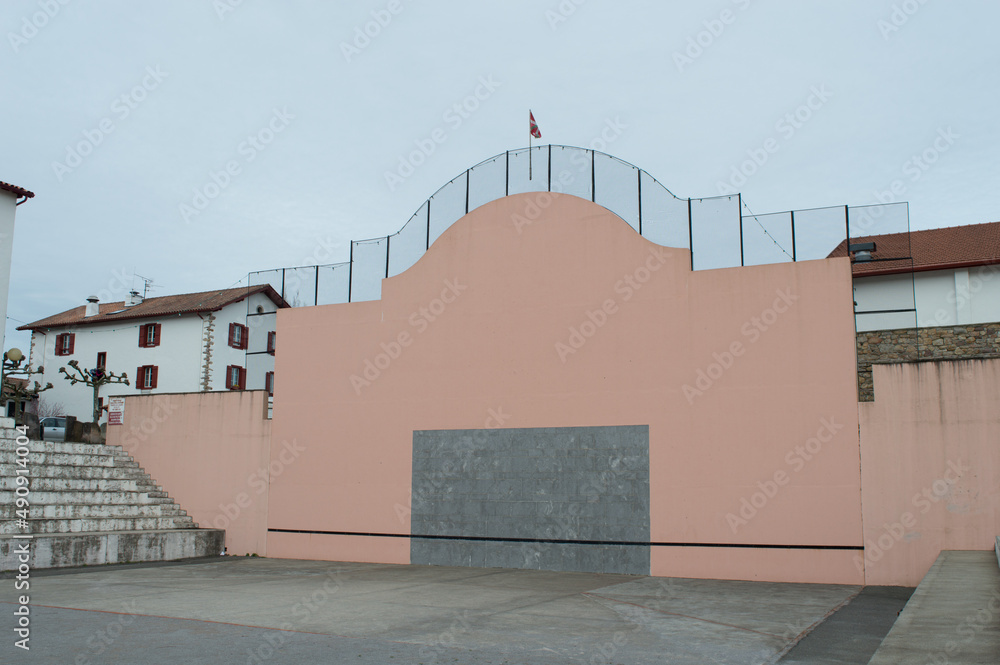Fronton de Sare, pour jouer à la pelote au Pays Basque Stock Photo ...