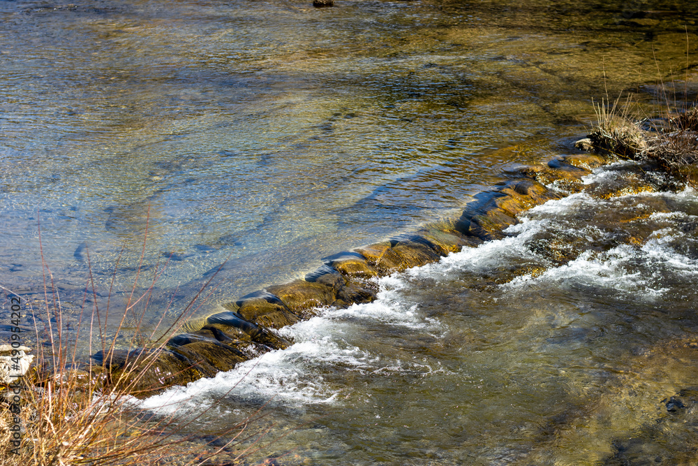 Foto de Waters of the Salazar river as it passes through the valley do ...